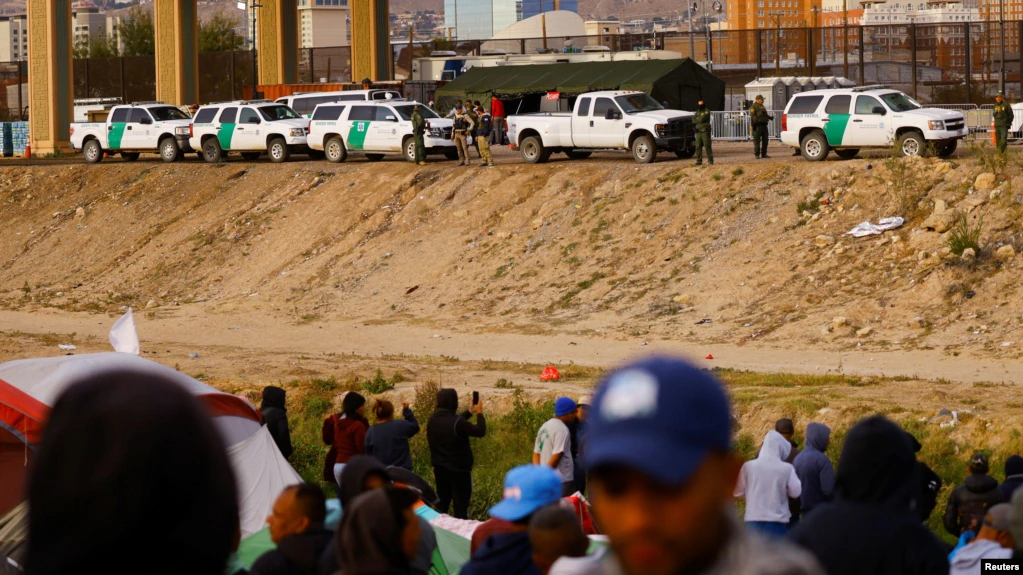 Venezolanos subsisten con la venta de alimentos en la frontera México ...